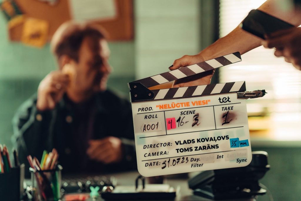 FOTO. Latviešu daudzsērijas filmas “Nelūgtie viesi” filmēšanā tiks ...