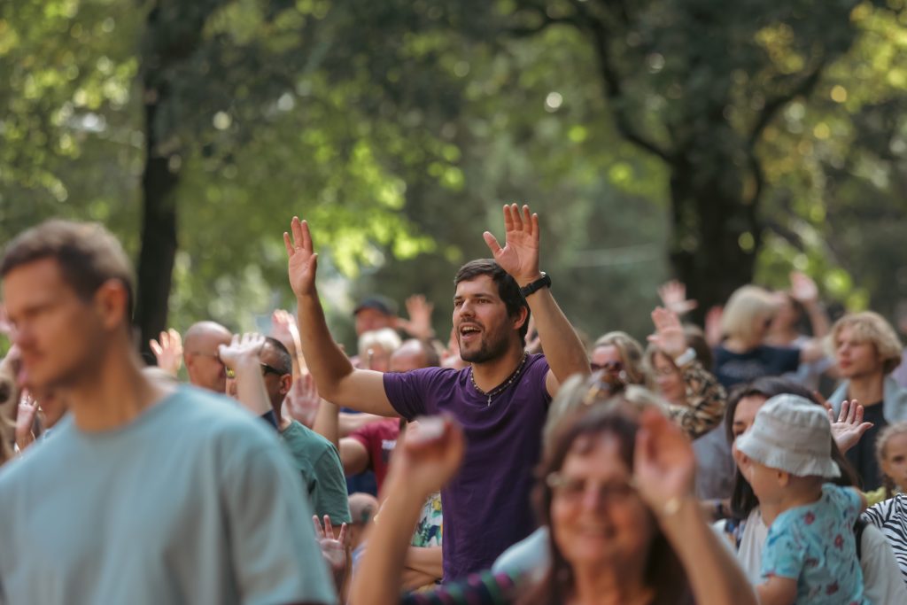 FOTO. Laimīgas emocijas un smaidi: Rīgas centra ielās noritējis ...