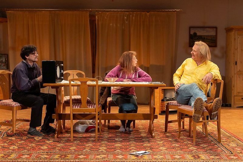 Cilvēki tur, pagātnē. Recenzija par iestudējumu “Fēlikss, Anatolijs un ...