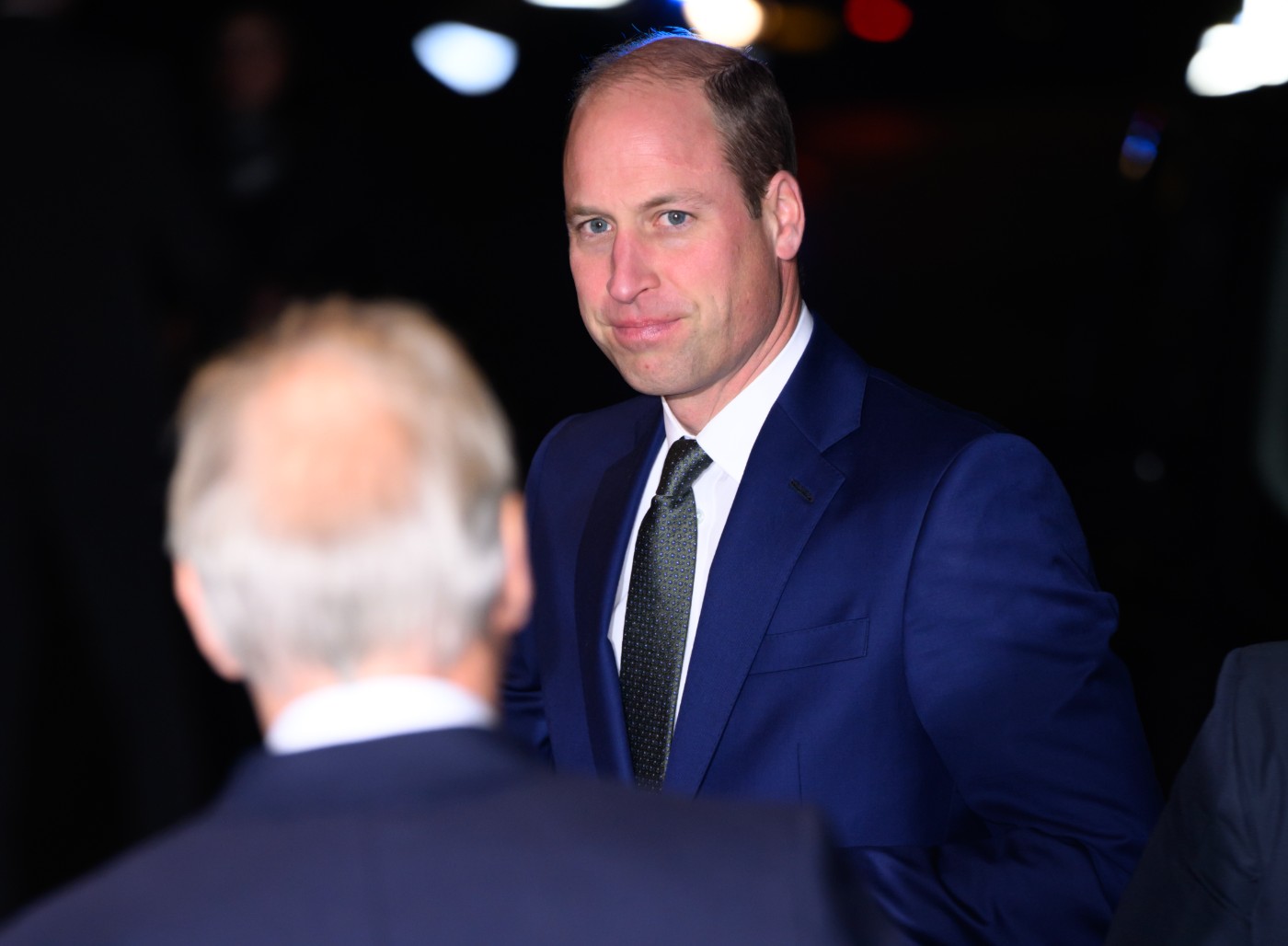 FOTO. “Viņa zobi ir sakosti, viņš nervozi pieskaras aprocēm” – princis ...