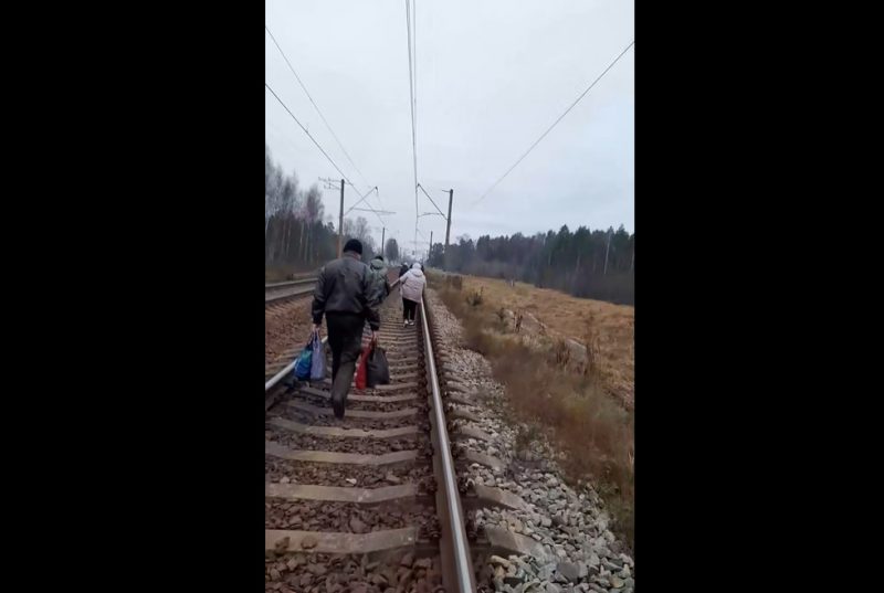 Cilvēki spiesti turpināt ceļu pa sliedēm kur nu kurais… Pasažierus ...