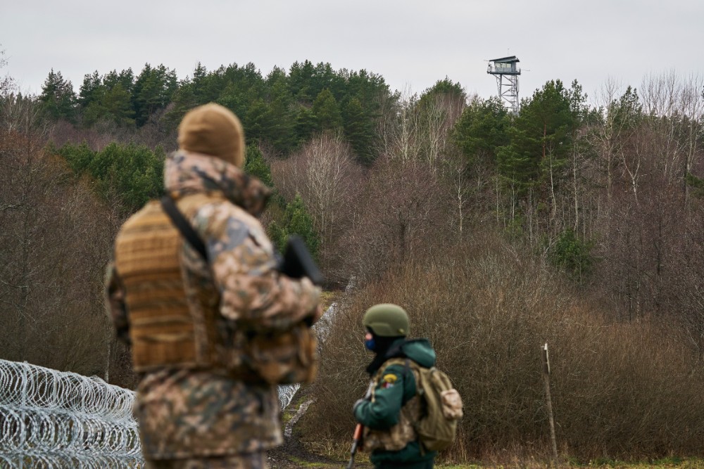 “Laika apstākļi ir pietiekami labvēlīgi.” Latvijas-Baltkrievijas žoga ...