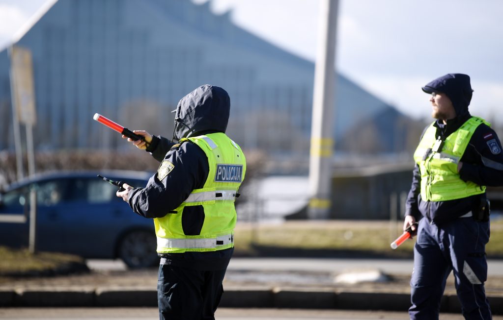 Piektdien ceļu satiksmes negadījumos cietuši 11 cilvēki; pieķerti 17 ...