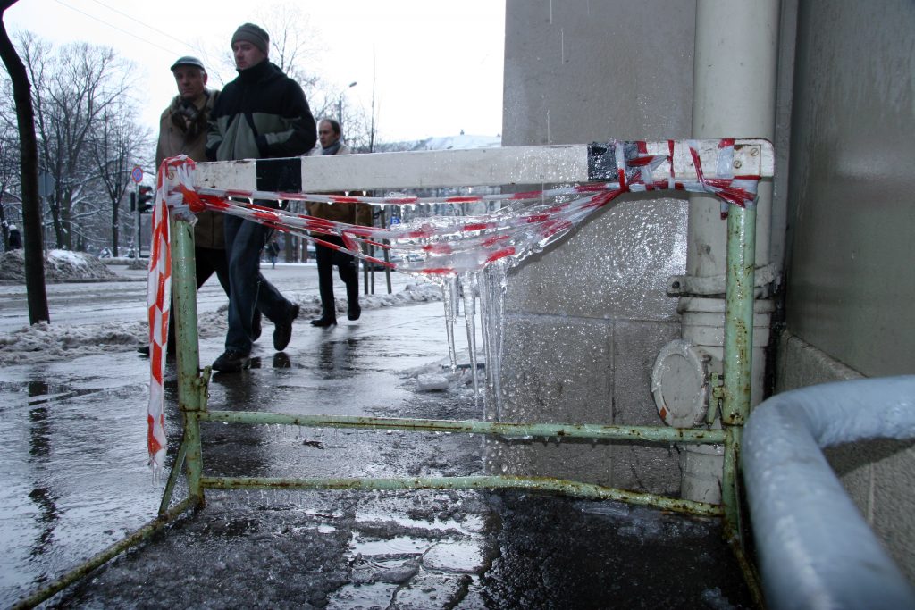 Traģisks negadījums Rīgā: vīrieti nāvējoši traumējis no jumta krītošs ...
