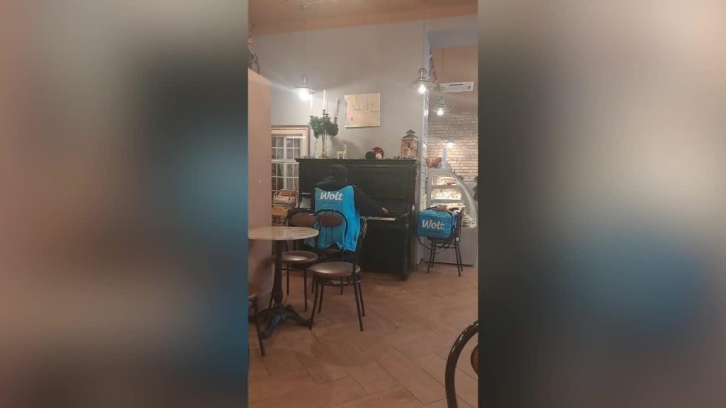 VIDEO. Ēdiena piegādes kurjera improvizācija pārsteigusi franču ...