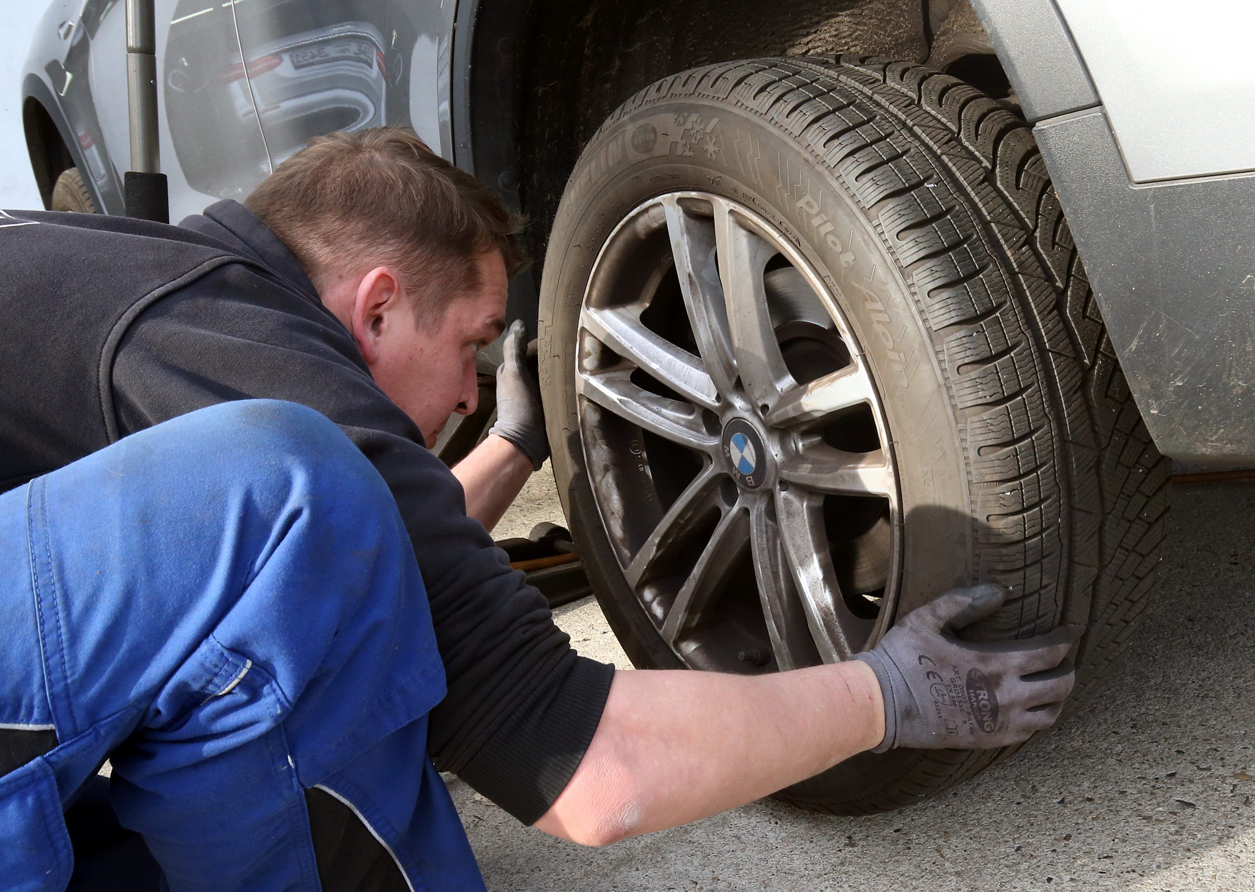 Autoservisi par to klusē: viens vienkāršs triks, kas ļaus riepām kalpot ...