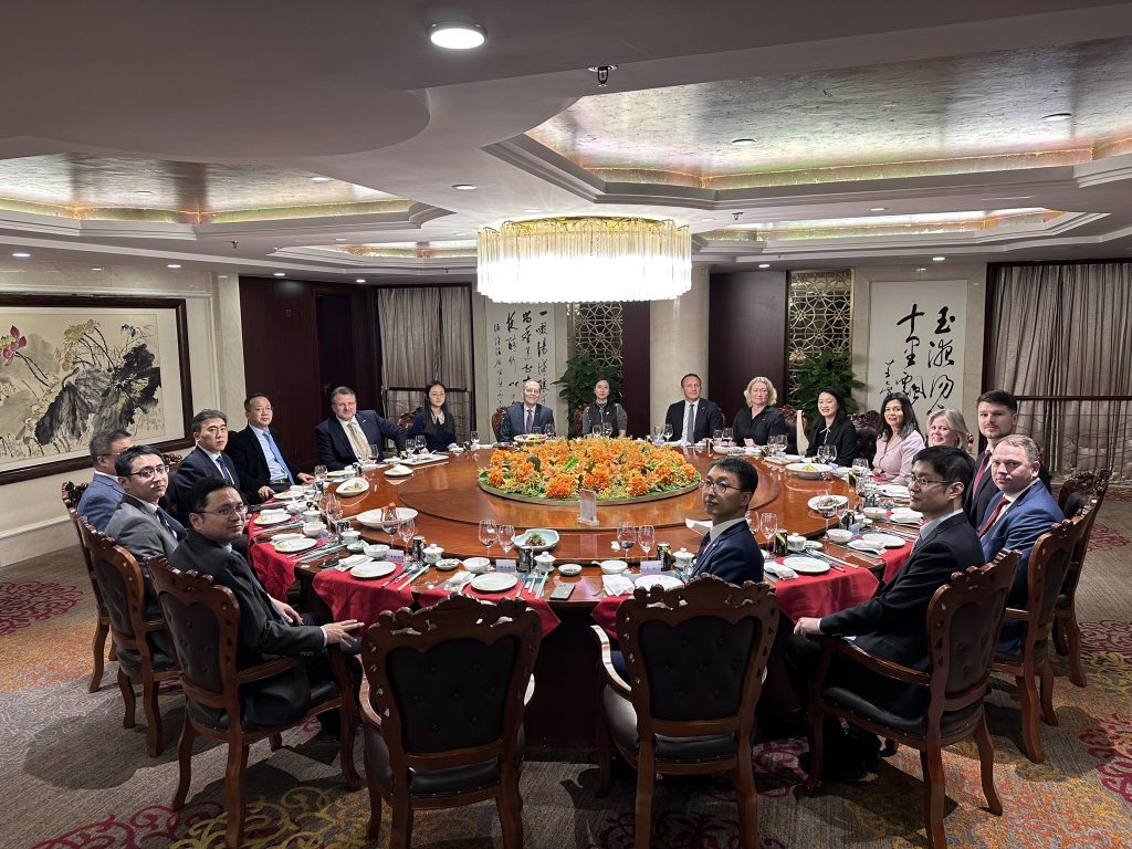 Kreituse par deputātu braucienu uz Ķīnu: Ja tev kaut ko uzdāvina, tad ...