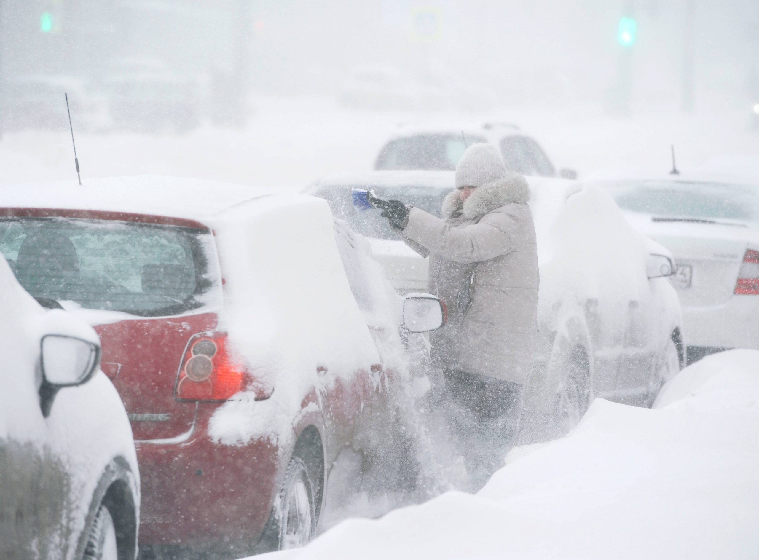 Šorīt sniegs, apledojums un atkala apgrūtina braukšanu: kam vēl jābūt ...