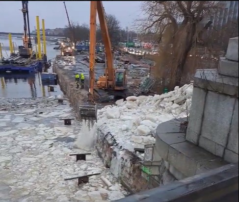VIDEO. Iedzīvotāji pārsteigti par neloģiskām darbībām Daugavas krastā ...