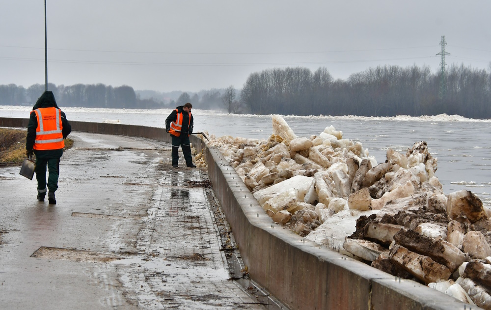 Ledus gabalus aizstūma pāri aizsargdambim…Pļaviņās izkustējies ledus ...