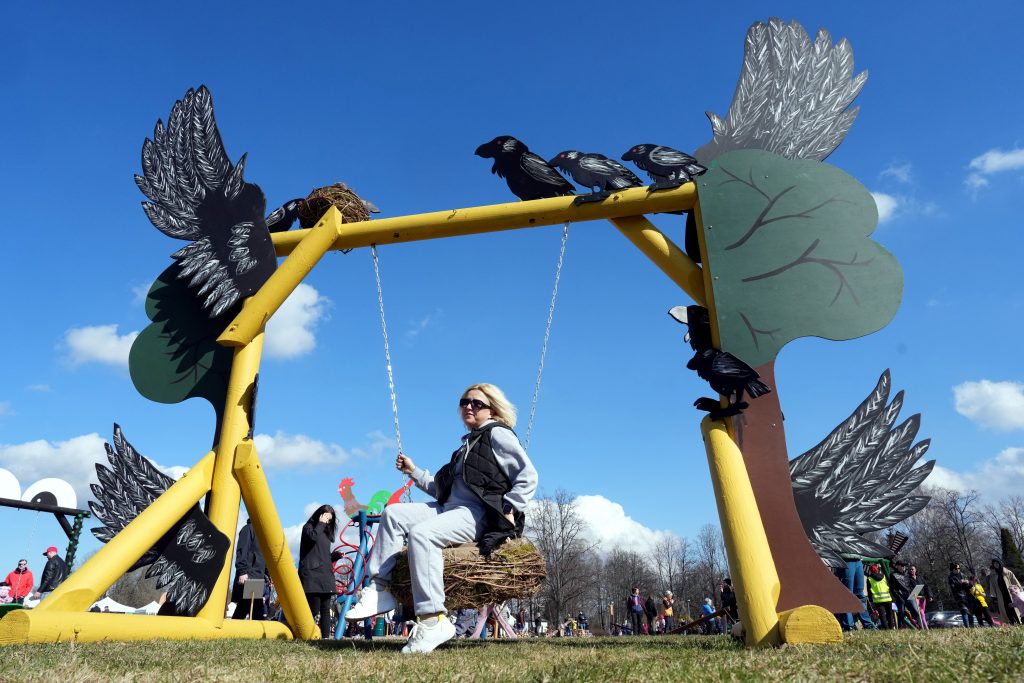 FOTO. Siguldā sācies astotais Šūpoļu festivāls | LA.LV