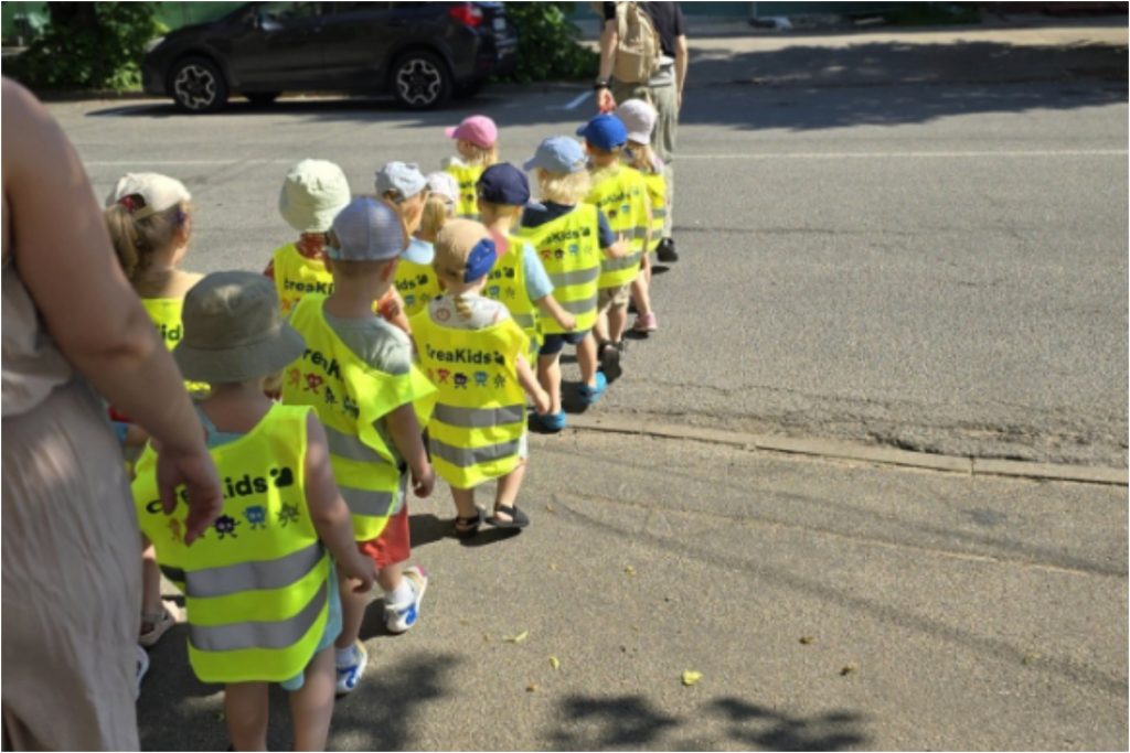 Vecākiem šoks! Mazajiem bērnudārzniekiem nedroši jāšķērso iela – Rīgas ...