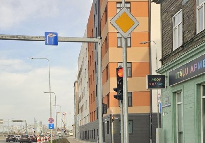 “Ne tikai neredzēja sarkano, bet arī luksaforu” – šoferi piefiksējuši ...