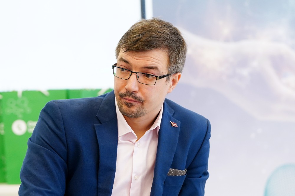Skolas direktors Kalvāns: Ir jāatbrīvojas no liekām valsts funkcijām ...