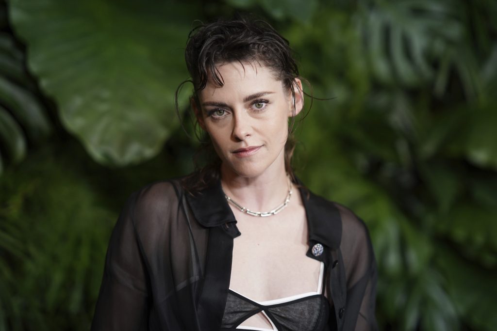 Kristena Stjuarte filmai Latvijā meklē nebināras personas un sievietes ...