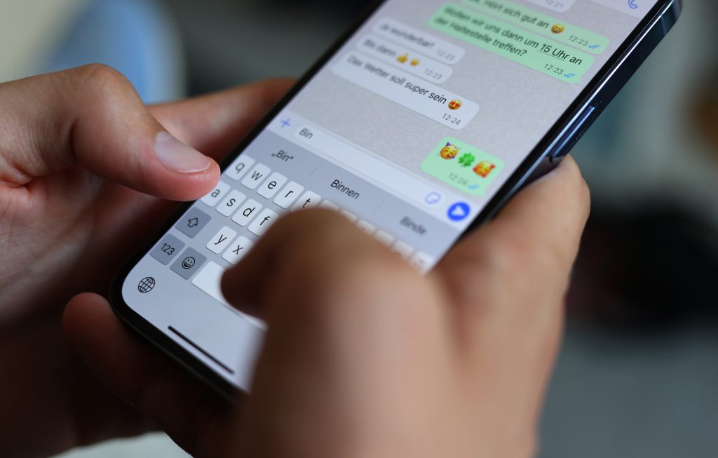 Pusaudzis audzina vecākus: Pieturzīmes Whatsapp teikuma beigās nozīmē ...