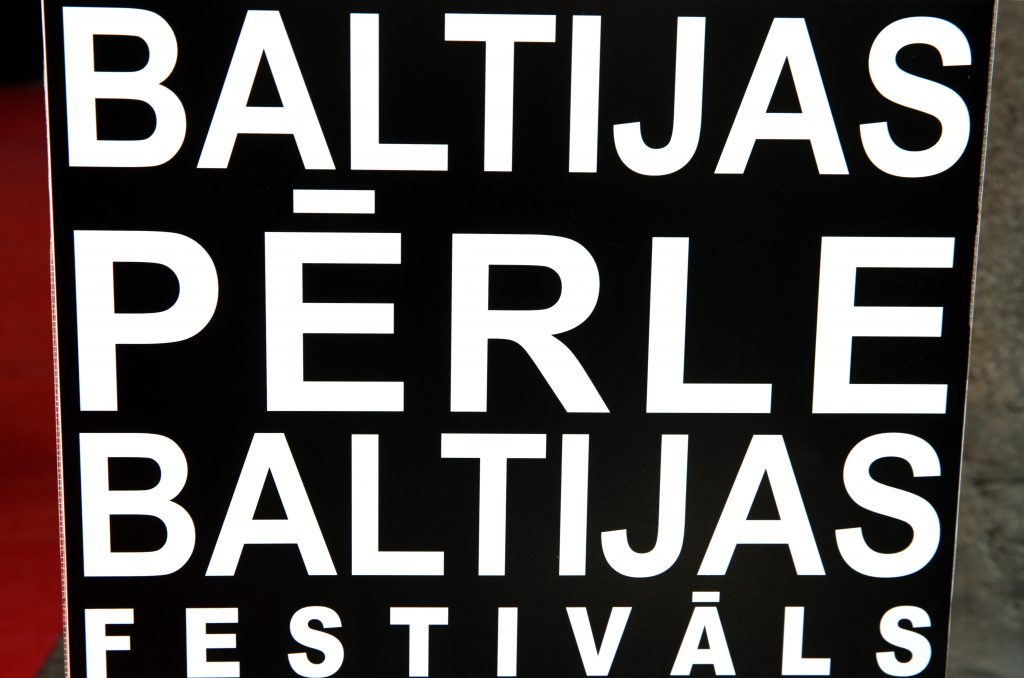 “Filma ķīniešu valodā, subtitri – tikai krievu, latviskais tulkojums ...