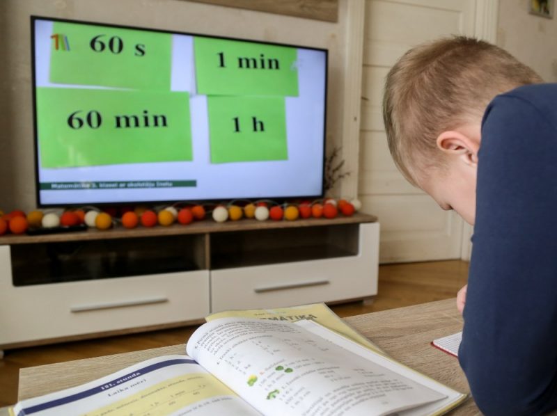 Pēteris Apinis: Pret tālmācības slēgšanu pamatskolās | LA.LV