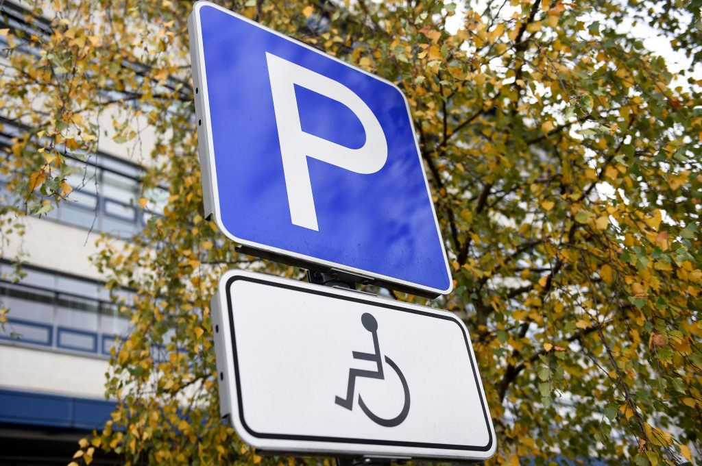 Personas ar pirmās invaliditātes grupu un redzes traucējumiem varēs ...