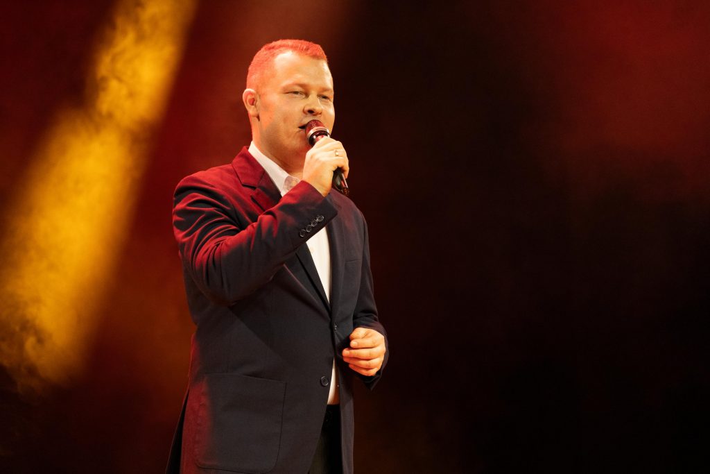 “Turēšos savu puisīšu dēļ, tā man ir lielākā dāvana…” Dziedātājs ...