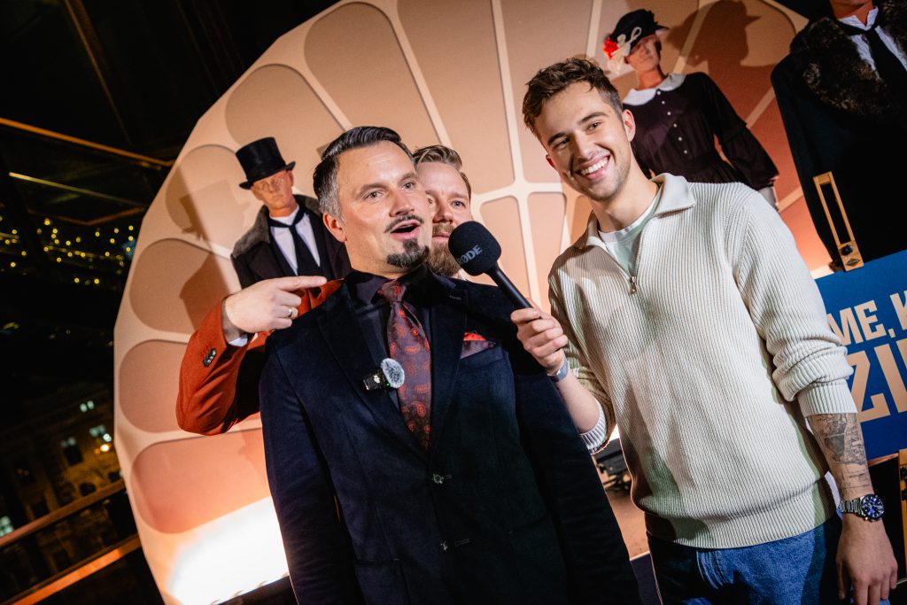 FOTO. Slavenību aprindās jauns pāris? Andris Bulis uz filmas pirmizrādi ...