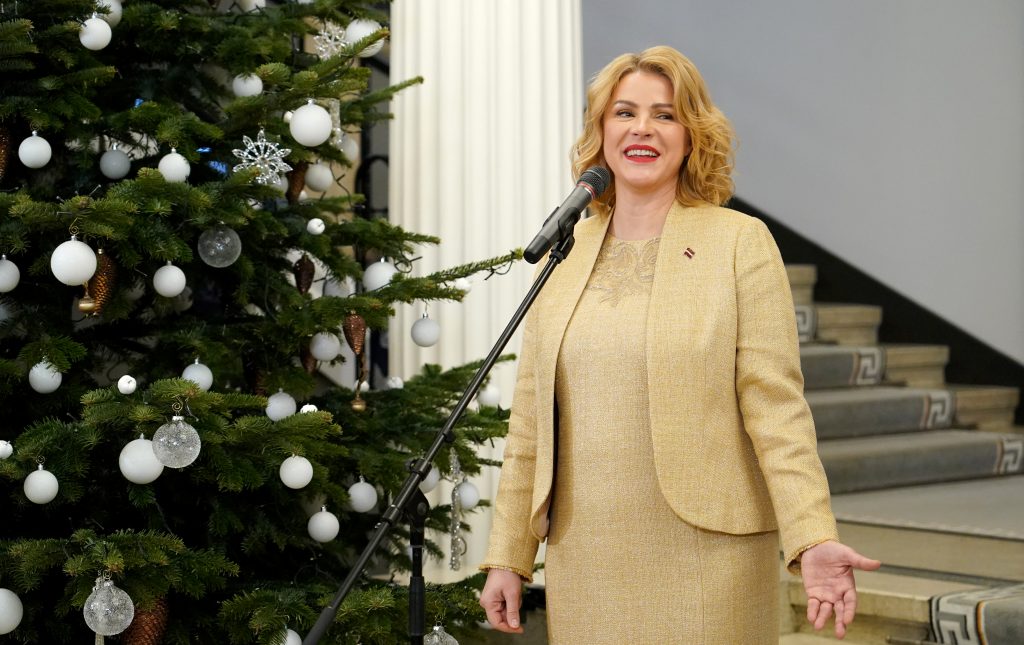 VIDEO. “Es šovakar nāku ar nelielu dāvaniņu!” Evika Siliņa ar saviem ...