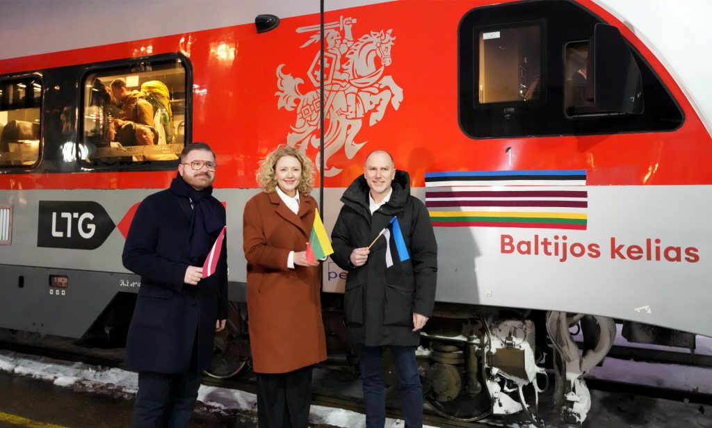 FOTO. Labāk vēlāk nekā nekad! Atklāts pasažieru vilcienu satiksmes ...