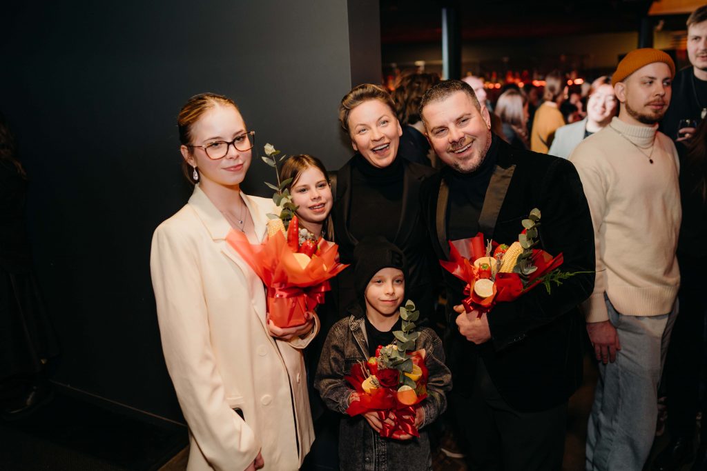 FOTO. Intars Busulis kopā ar ģimeni uzmirdz seriāla “Templis ...