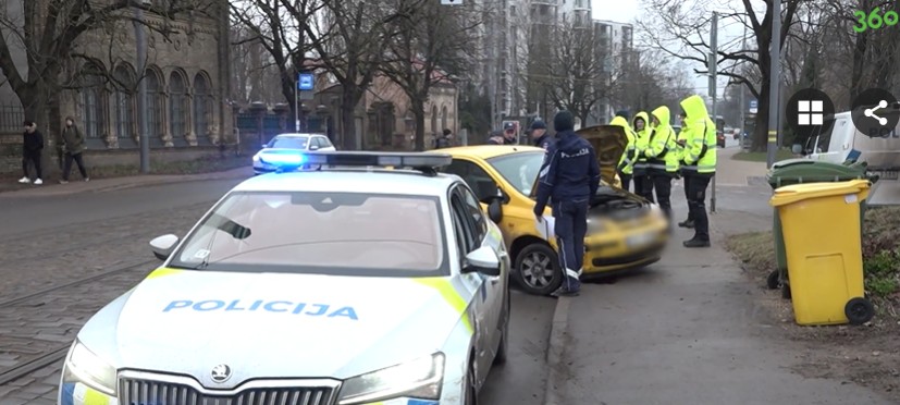VIDEO. Kārtējais trilleris Rīgas centrā – ēdiena piegādātājs bēg no ...