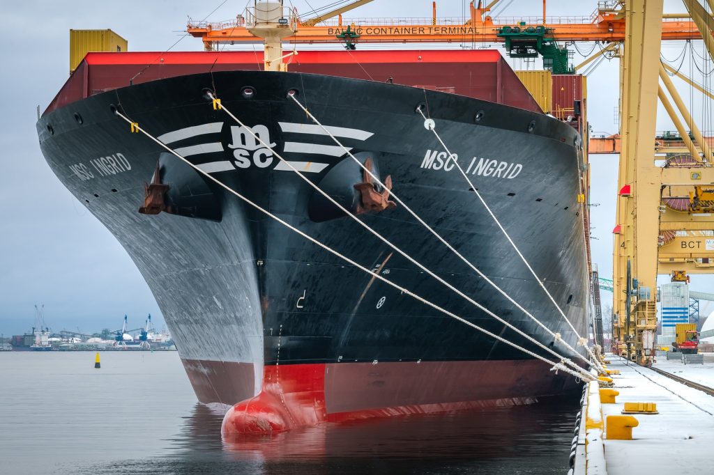 FOTO. Īsts milzenis! Rīgas ostā apkalpots līdz šim lielākais ...