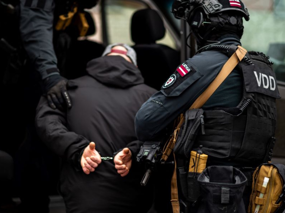 Šoferis pamatīgā žvingulī mēģina kaut ko sarunāt ar likumsargiem ...