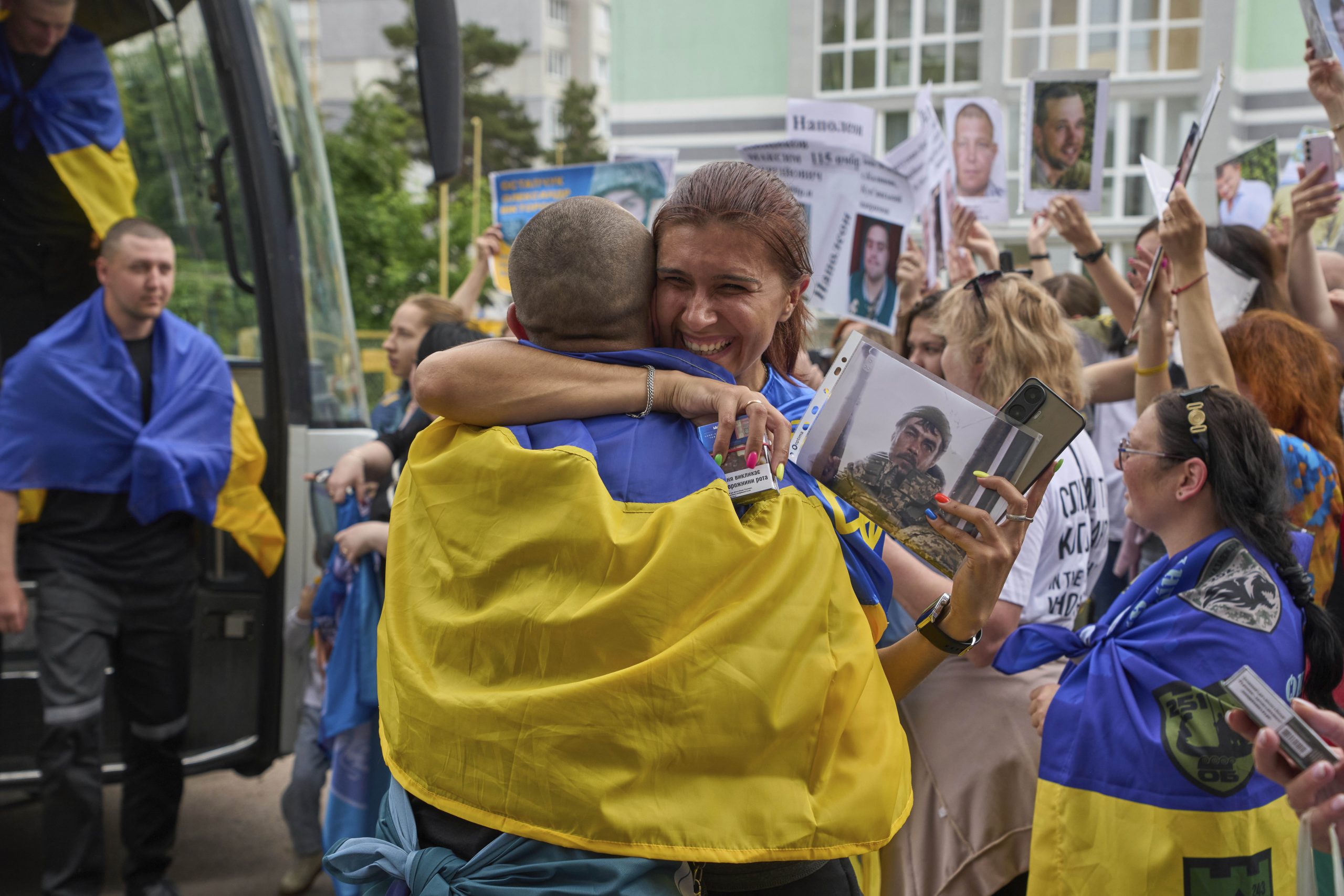“Skuj ādu nost no galvas,” Ukrainas ombuds šokē ar stāstiem par ...
