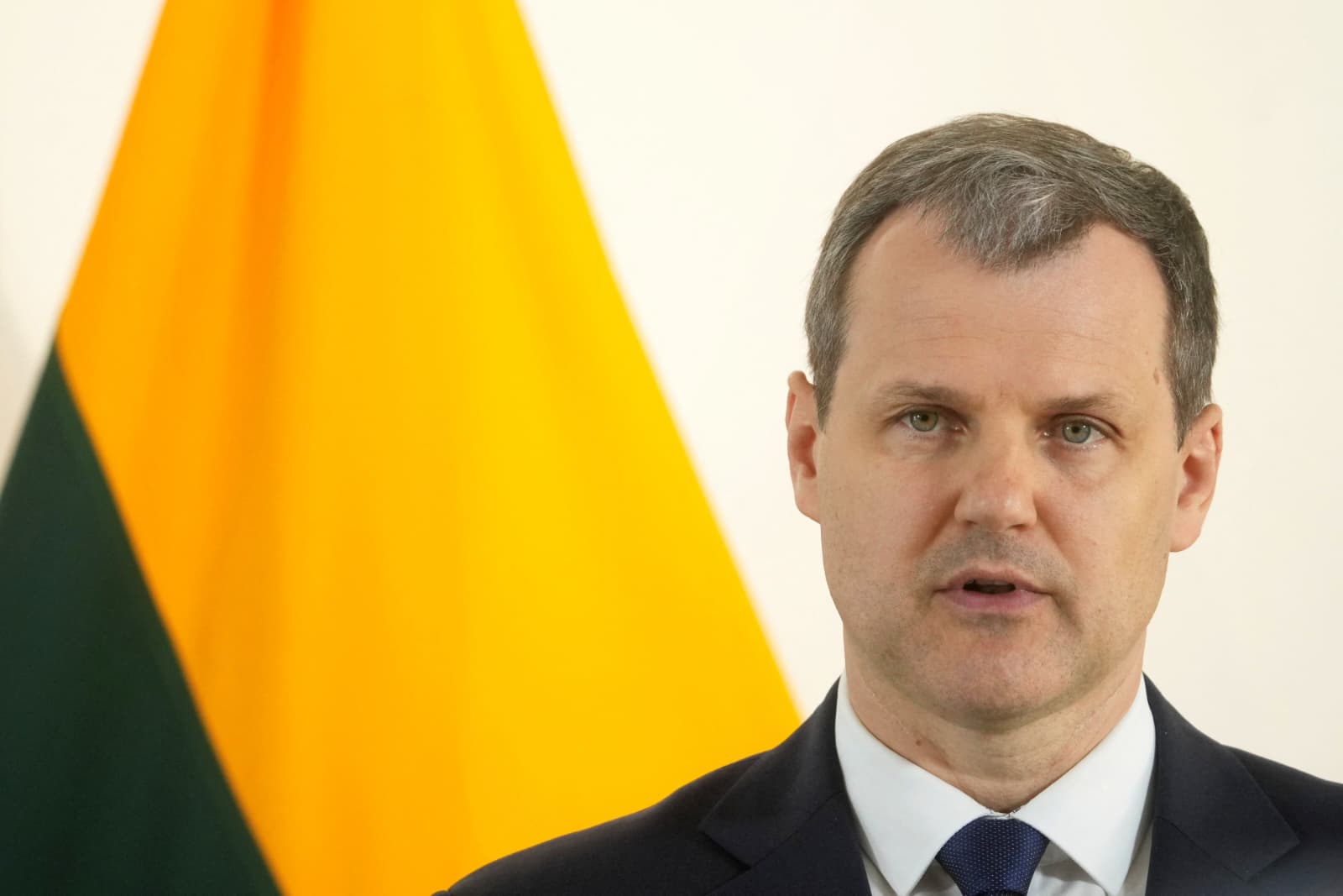 Lietuvas premjerministrs atkāpjas no amata skandālu dēļ: žurnālisti ...