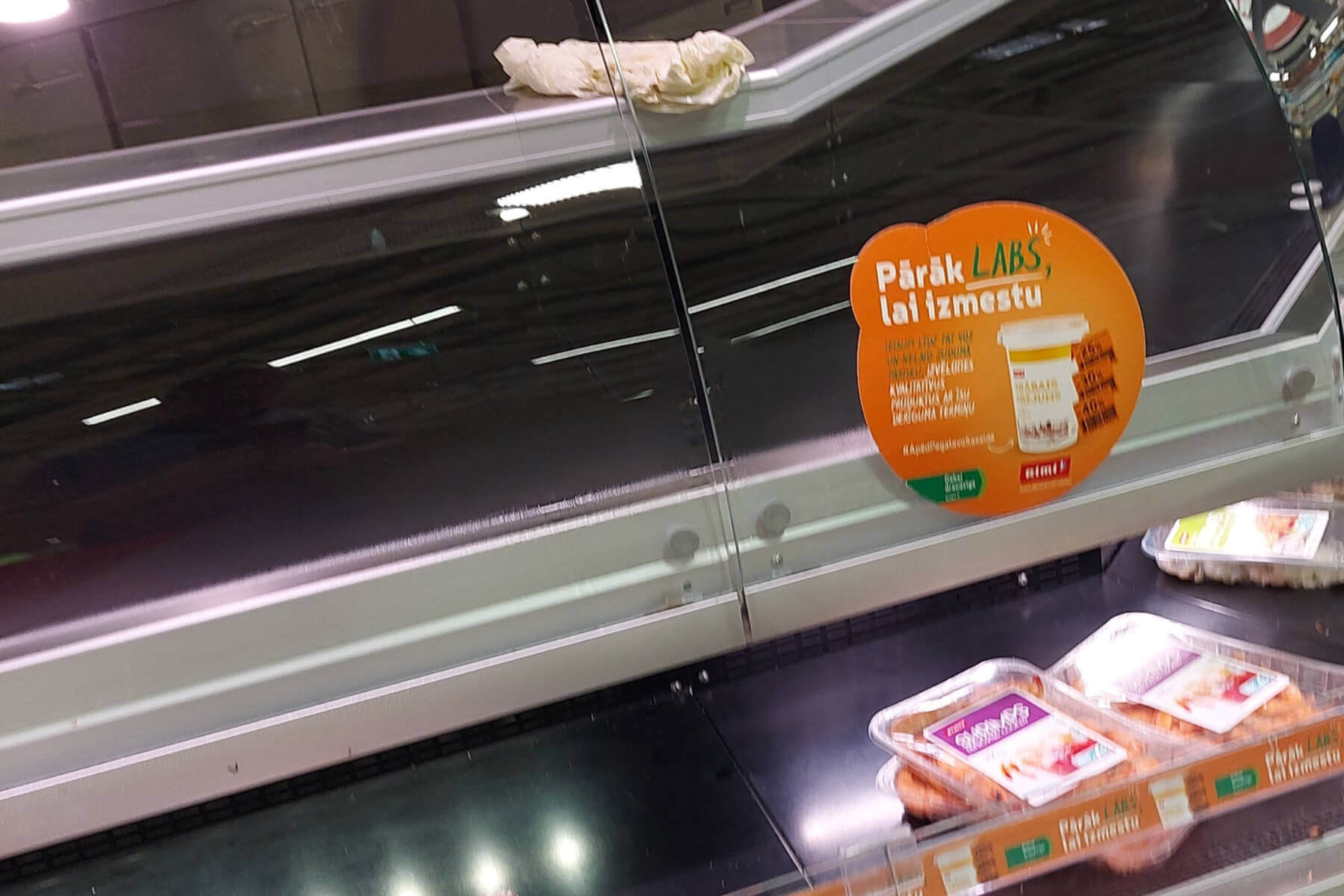 “Rimi” darbinieki sāk novākt produktus jau pirms plkst. 21.30? Klienti ...