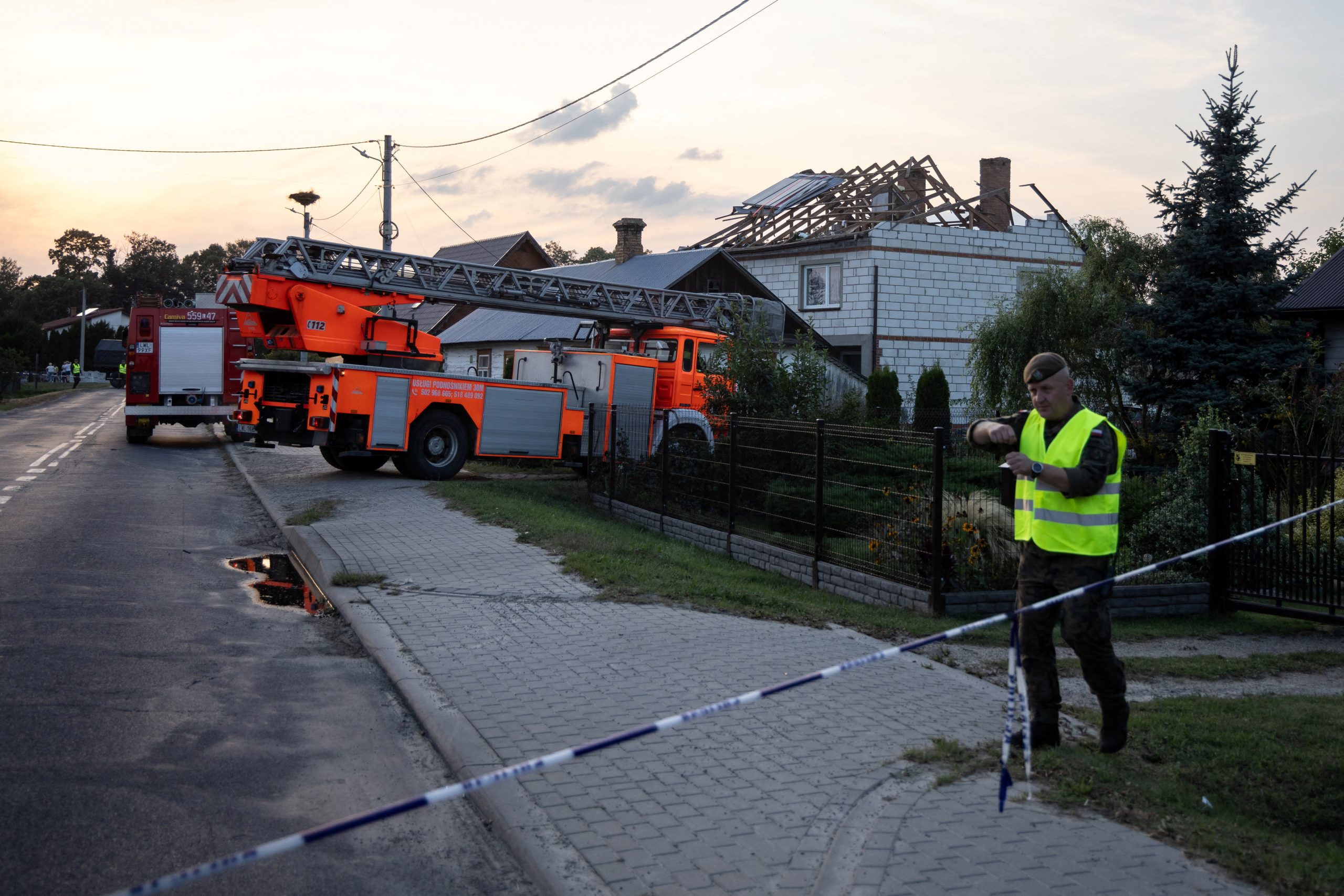 Noslēpumaina slepkavība Polijā: autostāvvietā nošauj Putina kritiķi | LA.LV