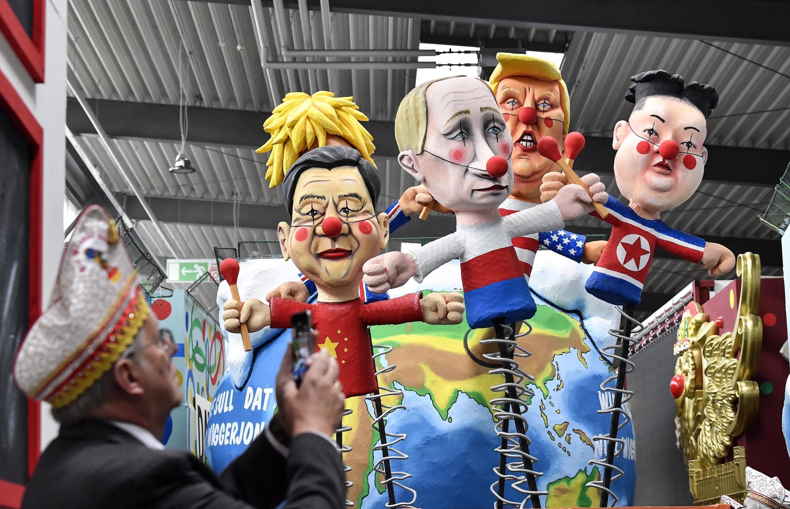Maskava sabijusies. Tā no ASV “diedelē duncīti Ķīnas mugurā” apmaiņā ...