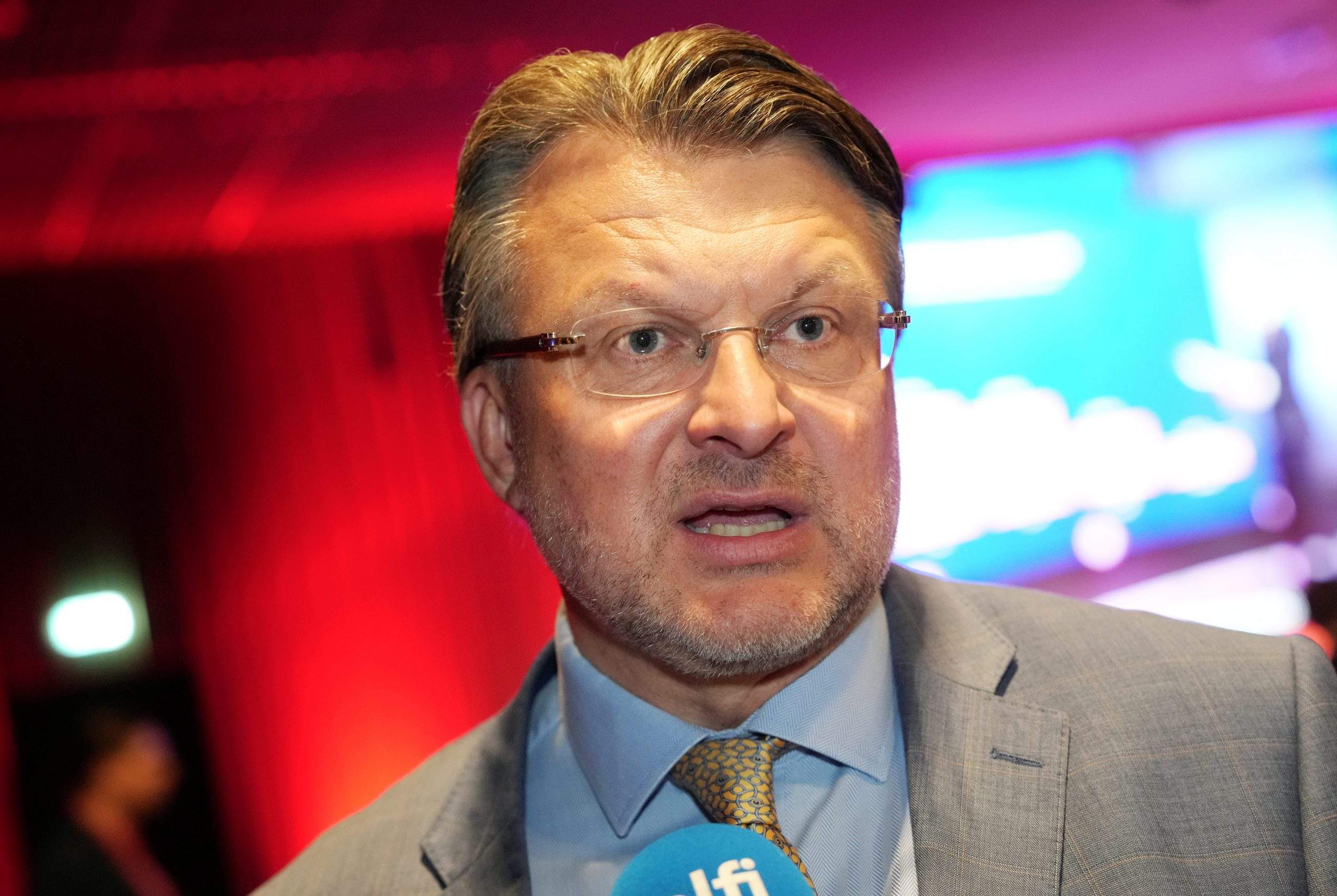 FOTO. Stambulas konvencijas aizstāvji pie “Šlesera namdurvīm” atstāj ...