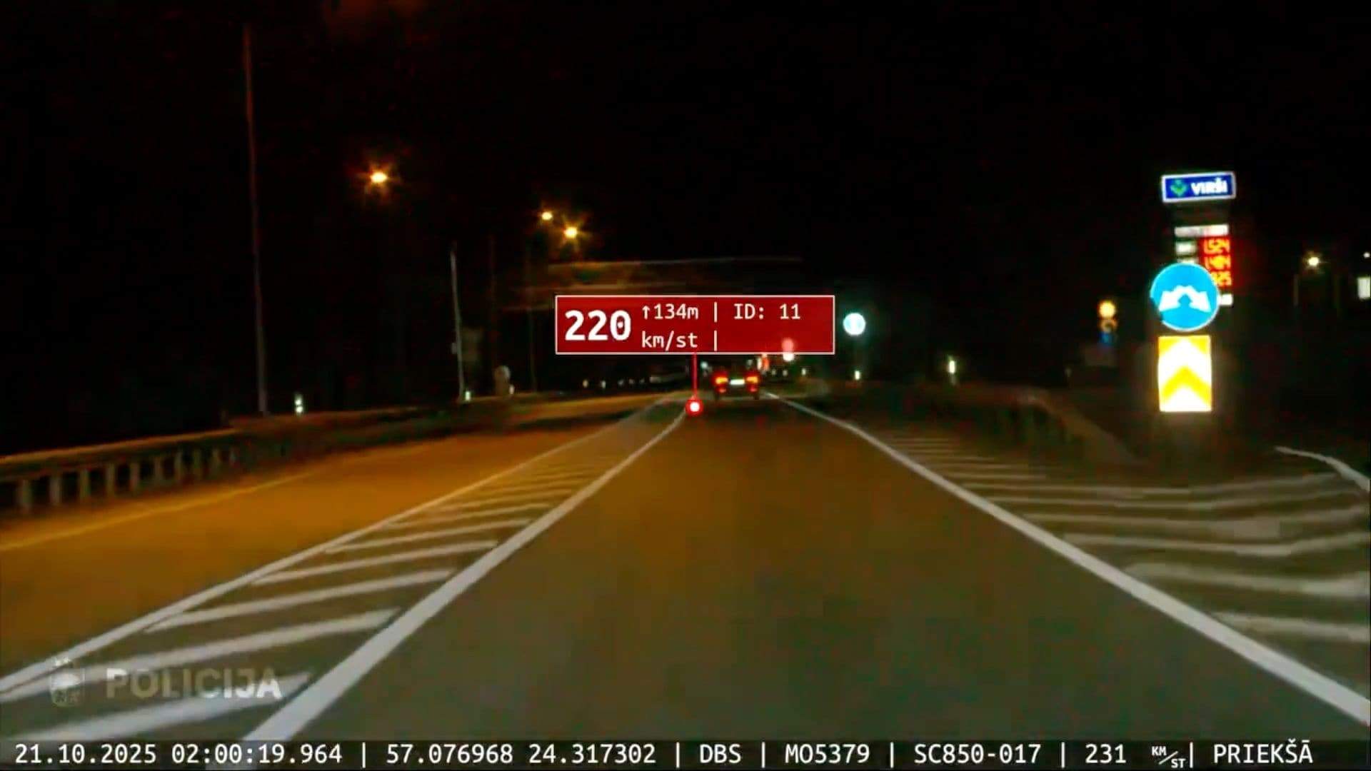 VIDEO. Apturēts 13 gadīgs jaunietis, kurš ar vecāku automašīnu bēga no ...