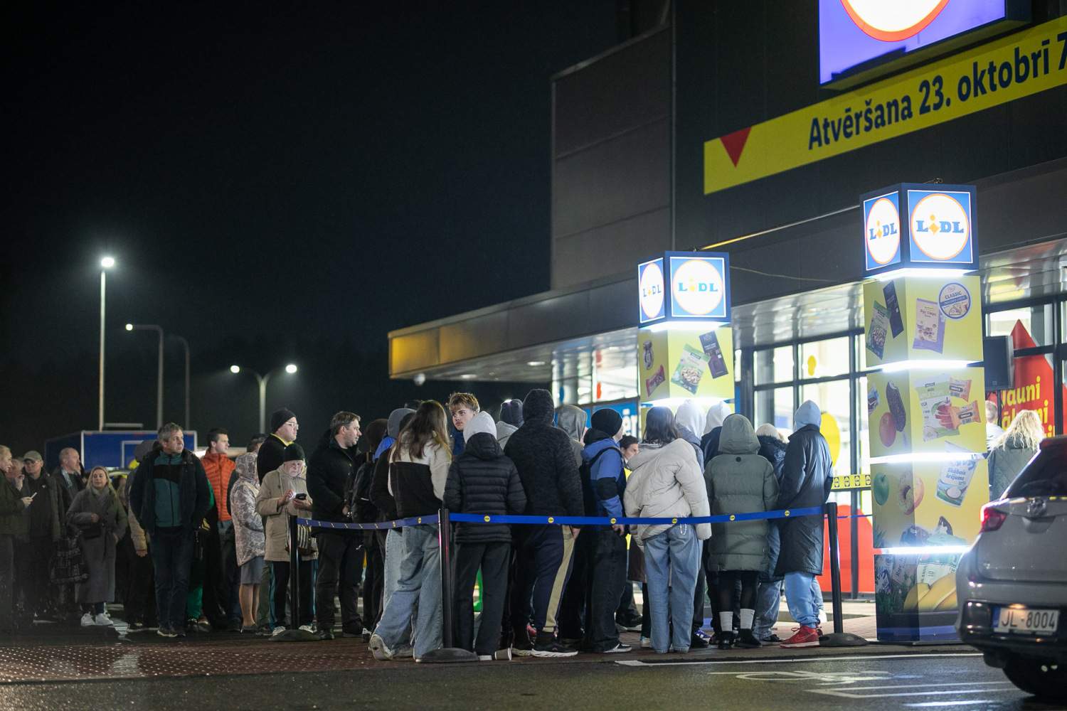 Cilvēki pulcējas jauna “Lidl” veikala atklāšanā – pirmais klients rindā ...