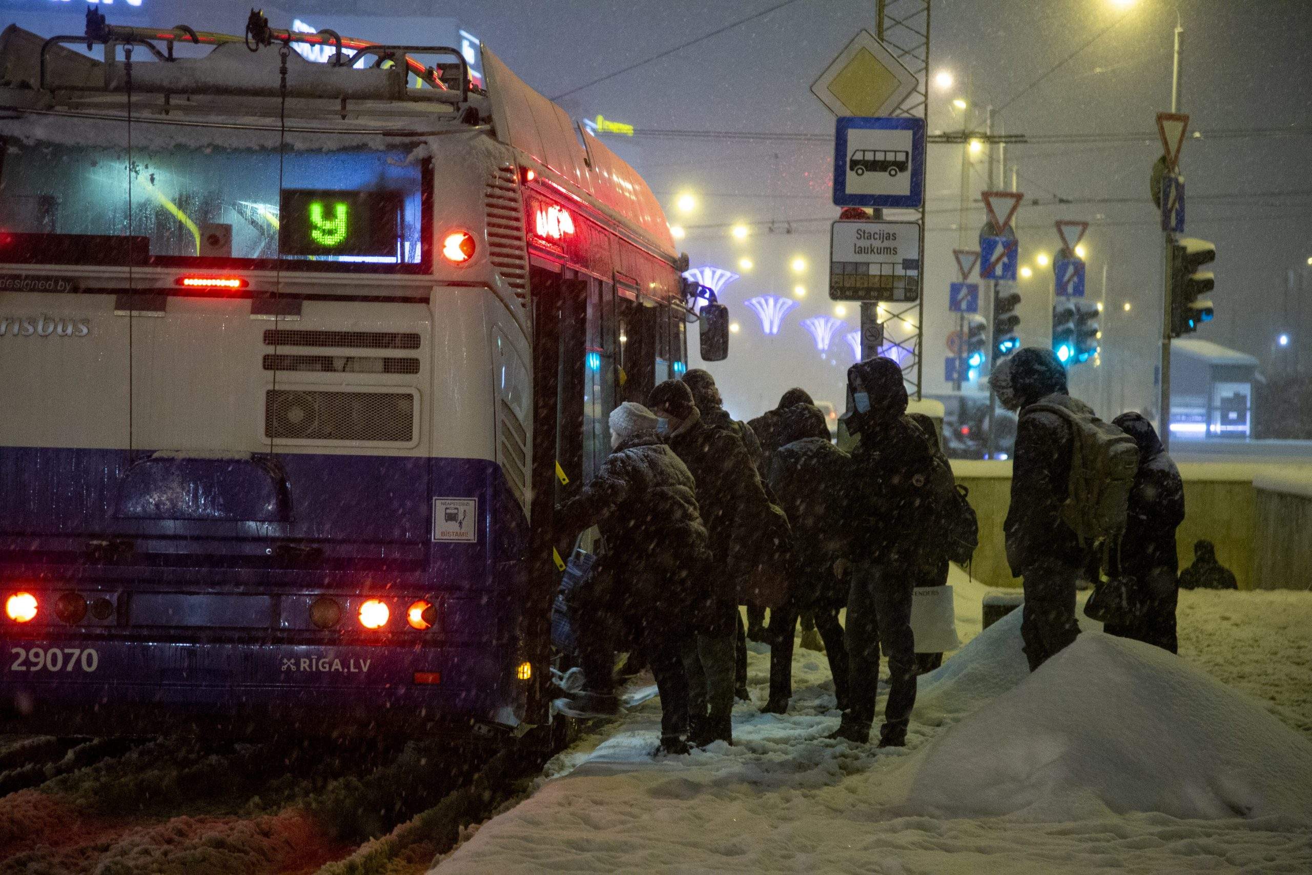 Meliem īsas kājas: Ušakova šoferi gadiem ilgi krāpuši “Rīgas satiksmi ...