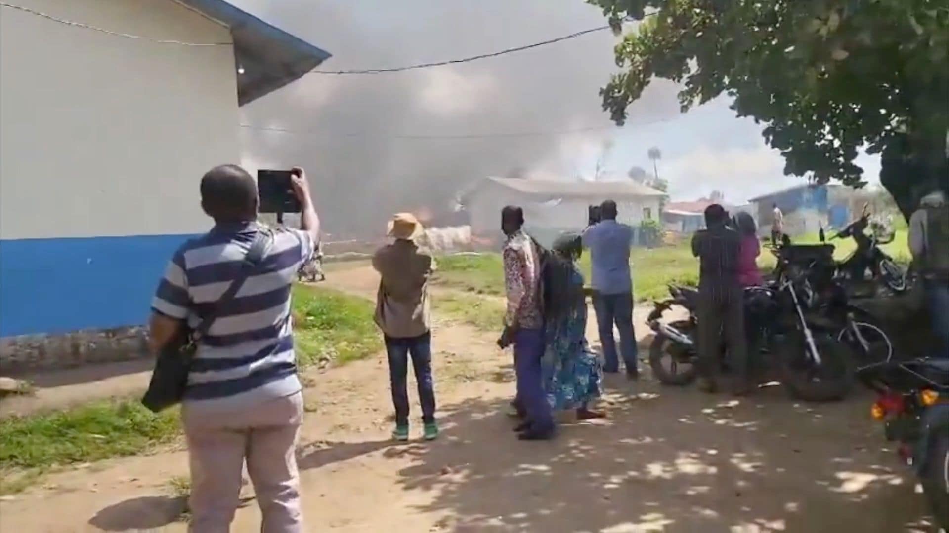 VIDEO. Protestētāji aizdedzina Ebolas ārstniecības centru, pieprasot ...